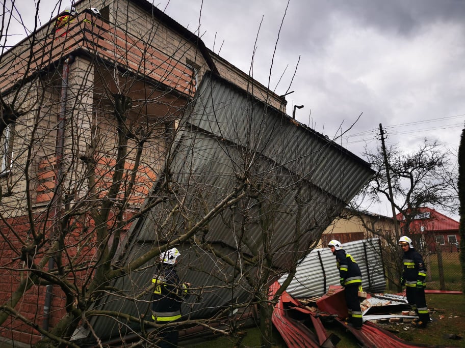Uszkodzone dachy i powalone drzewa - www.nasze.fm - regionalny portal informacyjny